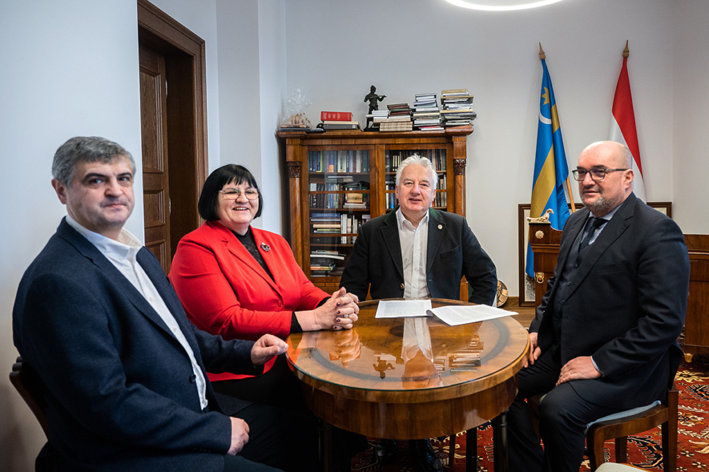 Semjén Zsolt Kárpátalja magyar vezetőivel egyeztetett - Semjén Zsolt ...